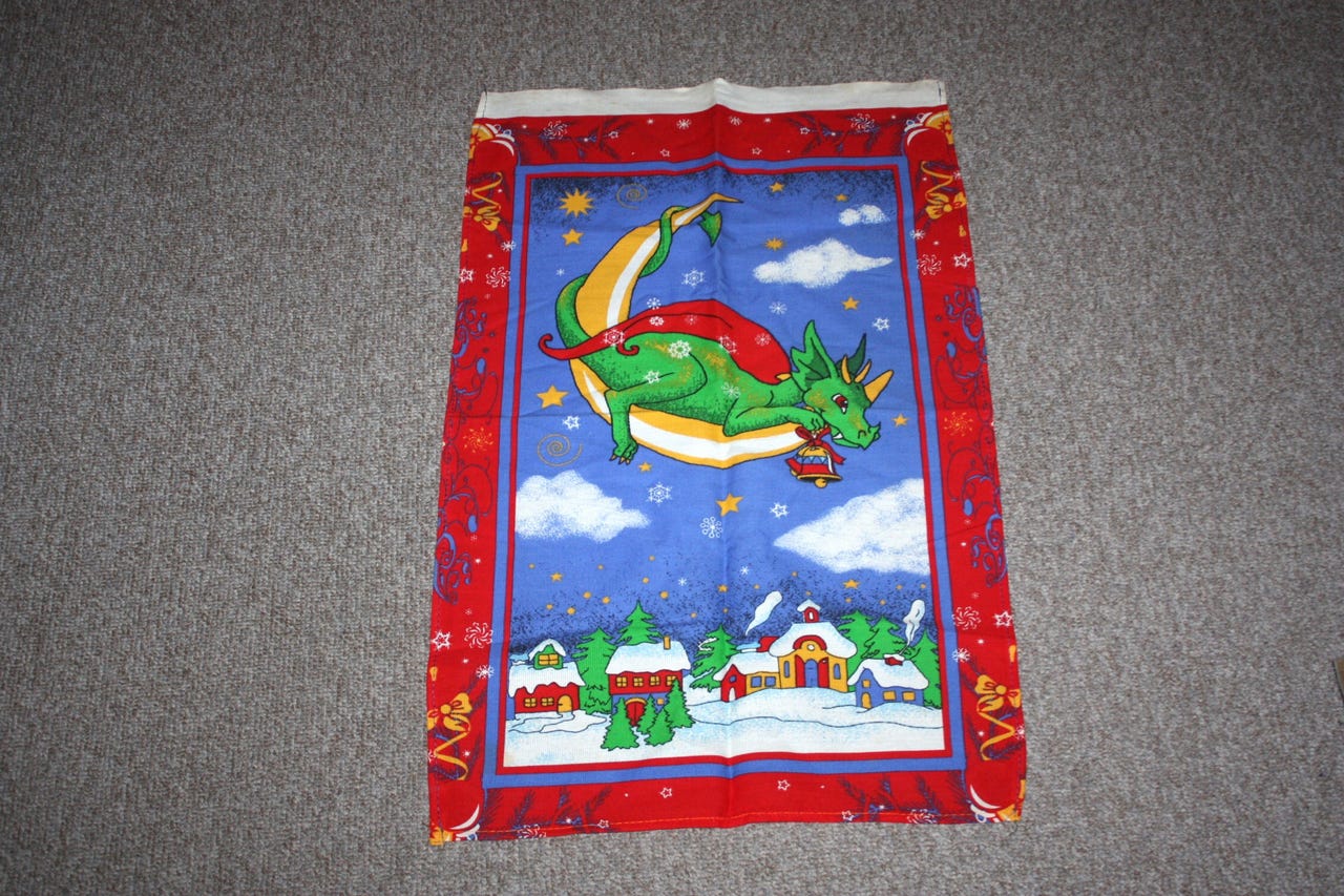 Pynte viskestykke / dækkeserviet med dragon aldrig brugt 75 cm x 45 cm ...