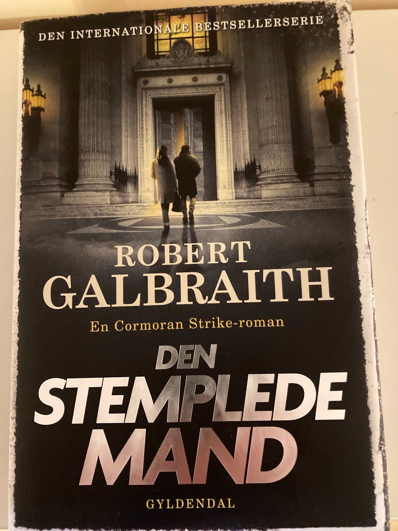 Robert Galbraith - Den Stemplede Mand | DBA