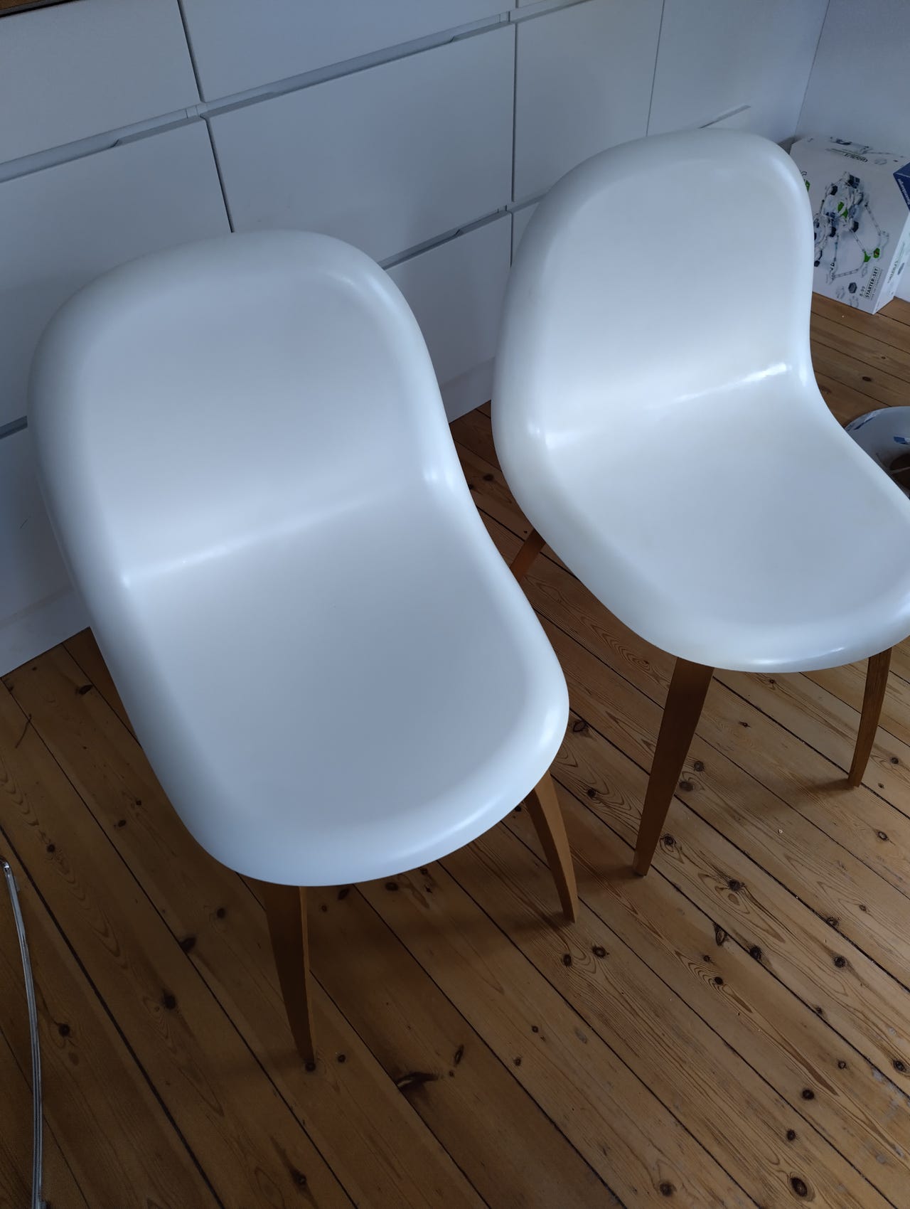 Hvide gubi stole med træben | DBA