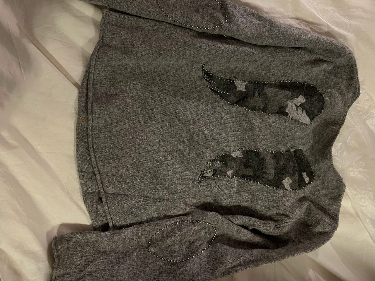 Grå strik med vinger på ryggen | DBA