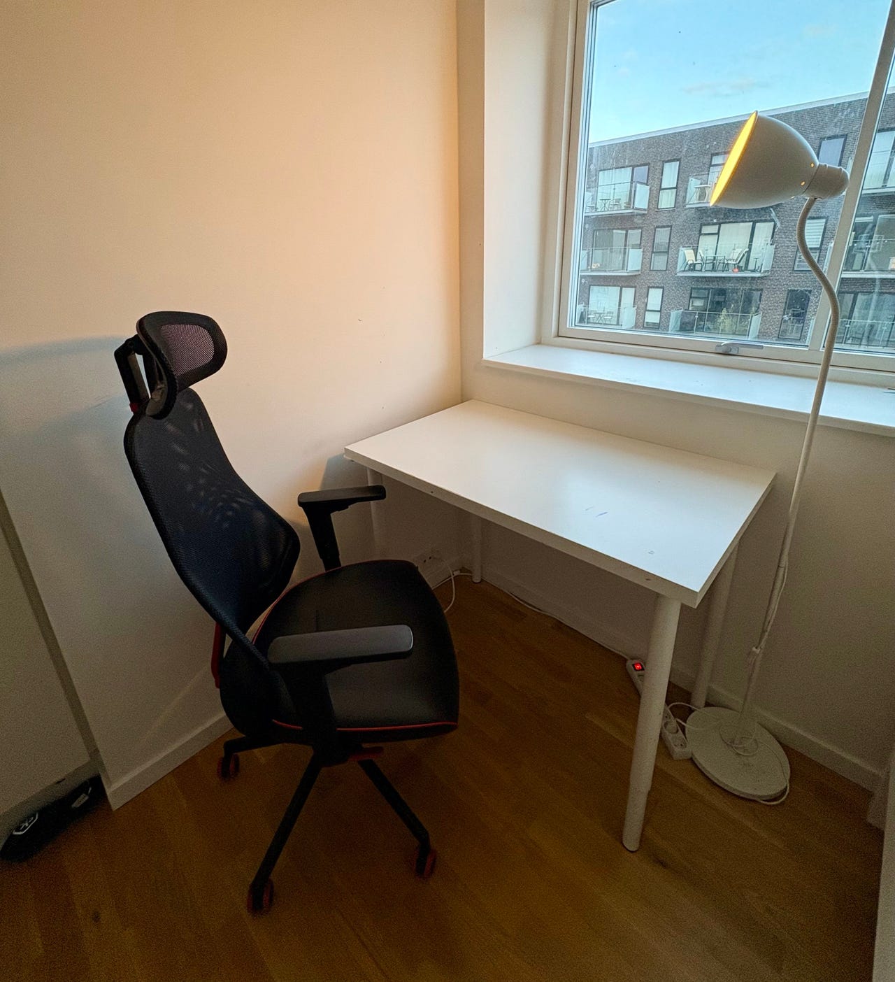 IKEA Kontorstol Sort med Hvidt Skrivebord og Hvid Gulvlampe | DBA