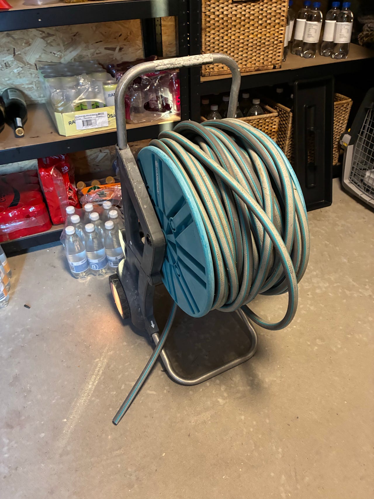 Vandingsslange med vogn samt 8 krukker gives væk | DBA