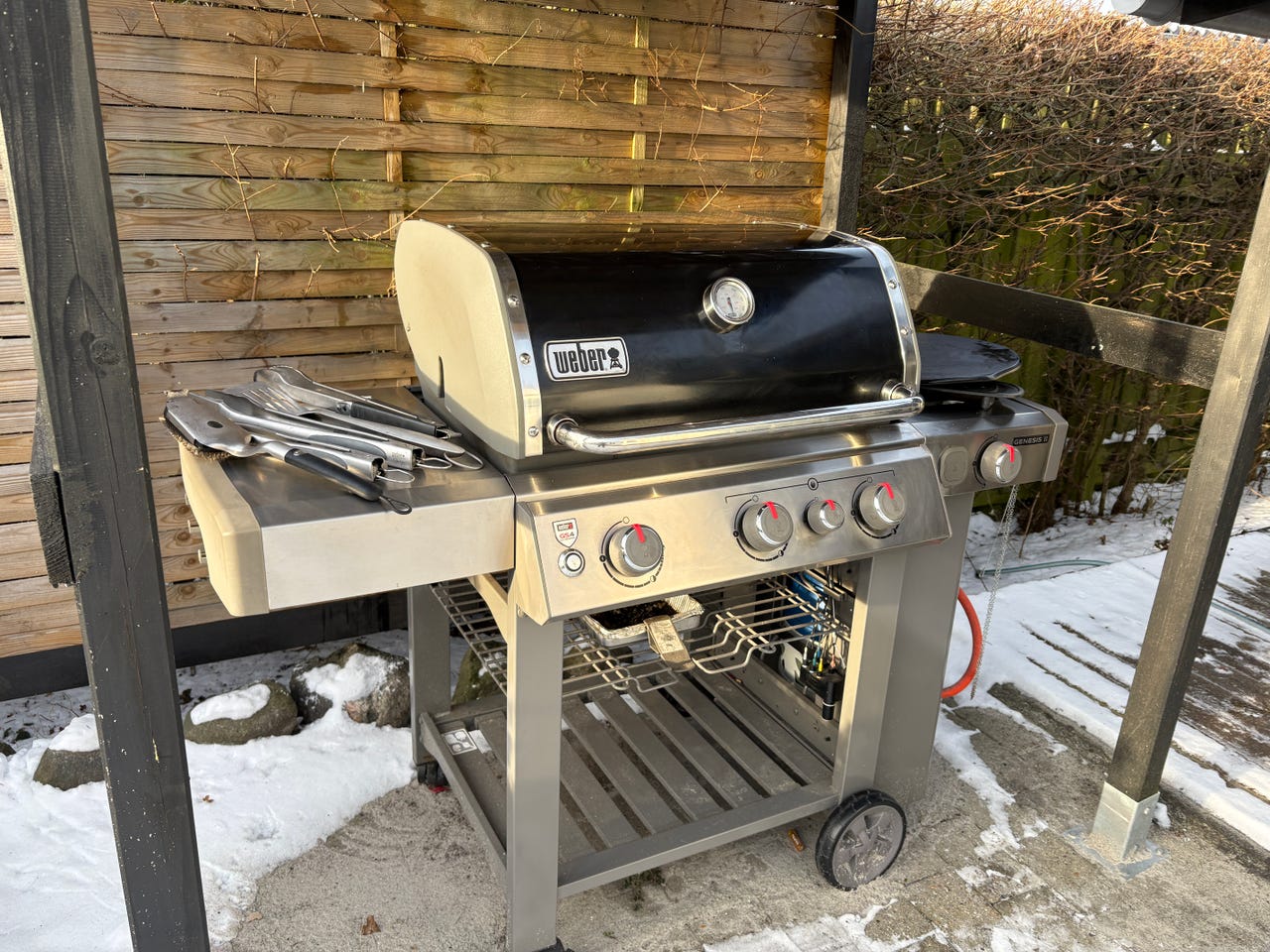 Weber Genesis II med 4 brændere og sideblus + tilbehør og gas | DBA