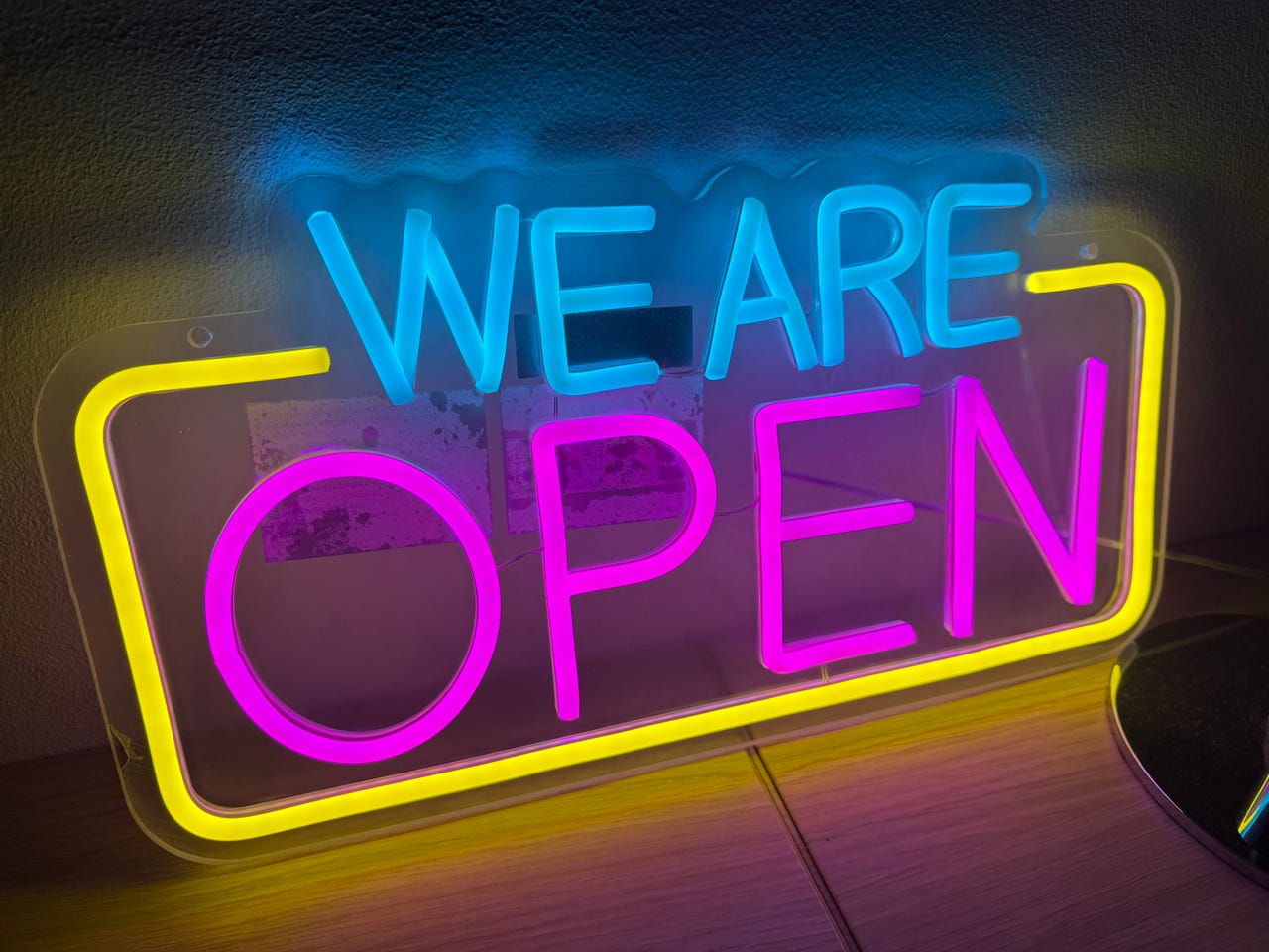 We Are Open LED skilt farvet blå, pink og gul | DBA