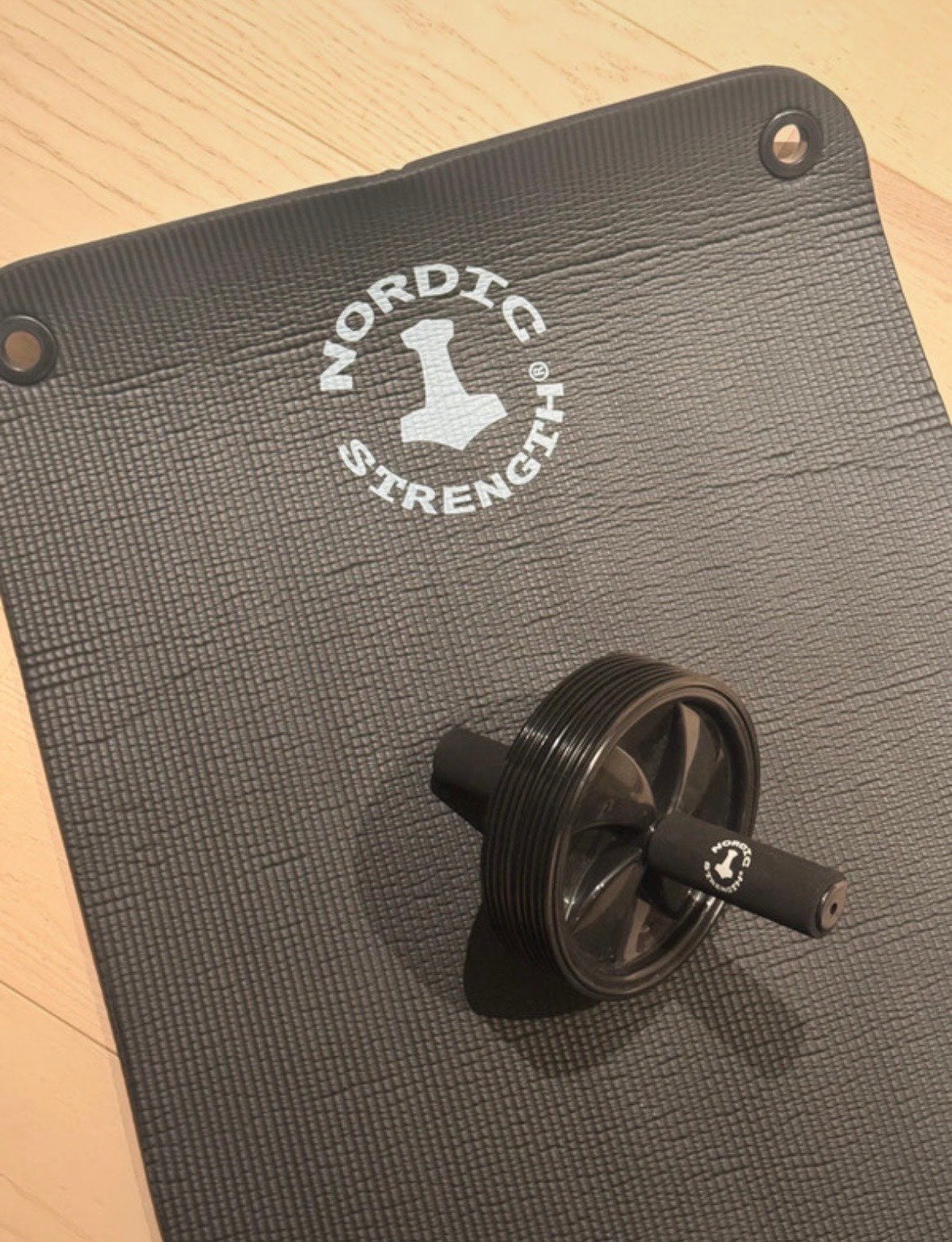 Nordic Strength Træningsmåtte og Ab Wheel Rulle Sort | DBA