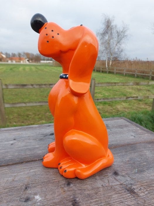 Statue, orange sitting Pluto - 28 cm - polyresin | DBA