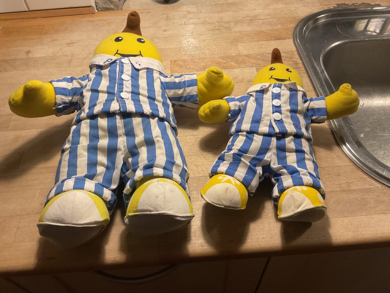 Bananer i pyjamas med blå og hvide stribede pyjamas. 2 stk. 40 og 30 cm ...