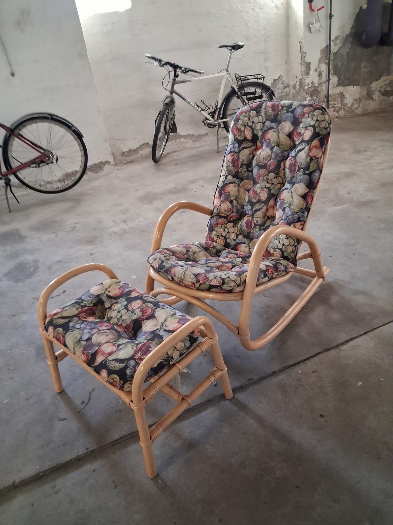 Bambus gyngestol med skammel med hynder. | DBA