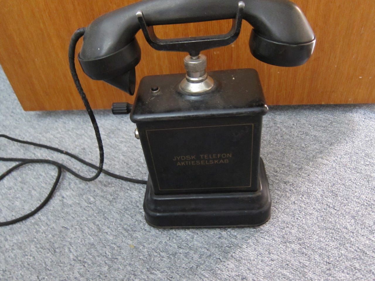 Ældre telefon med håndsving lavet af jern fra Jydsk Telefon ...