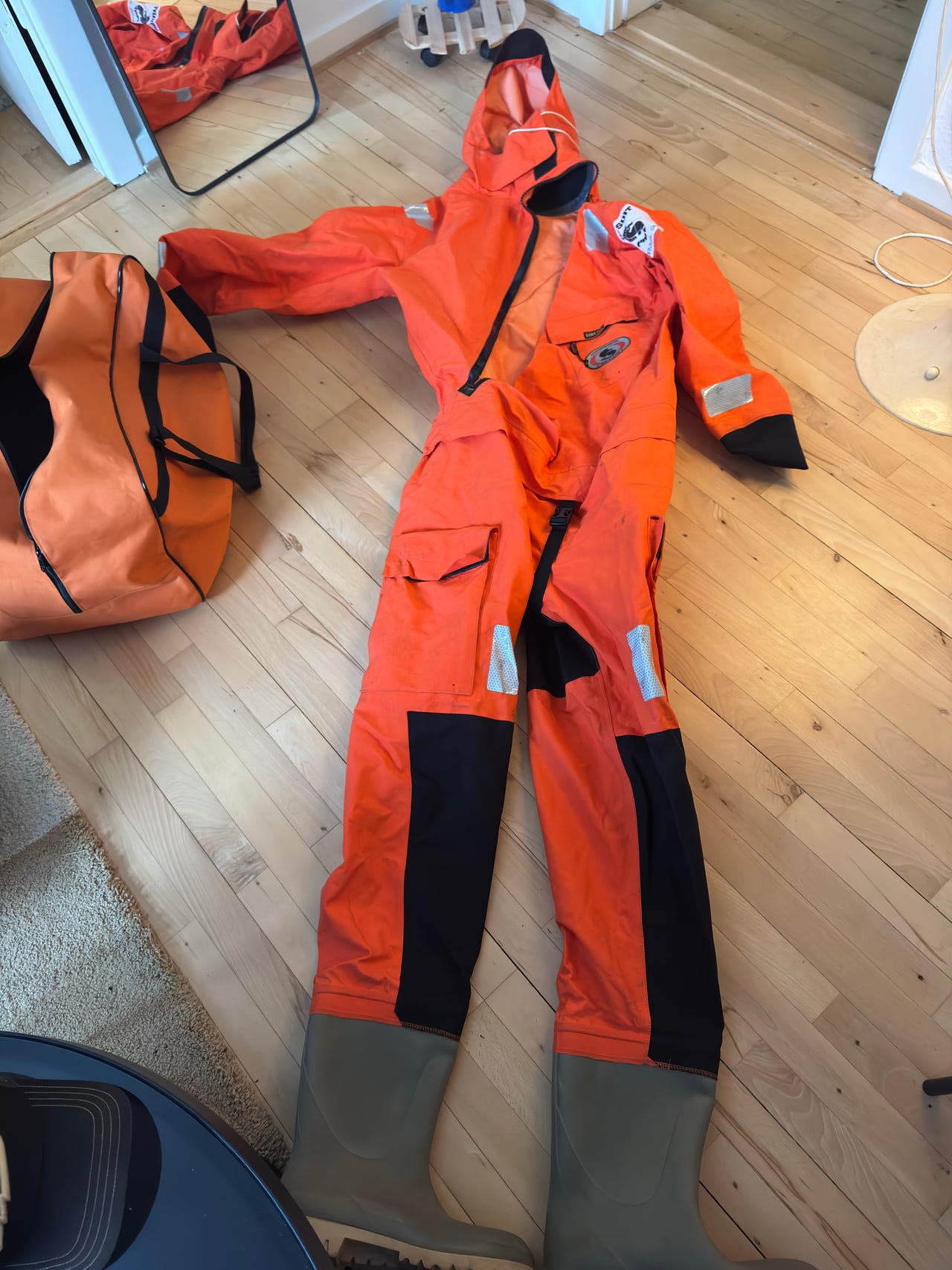 Ursuit Survivaldragt orange og sort med tilbehør | DBA