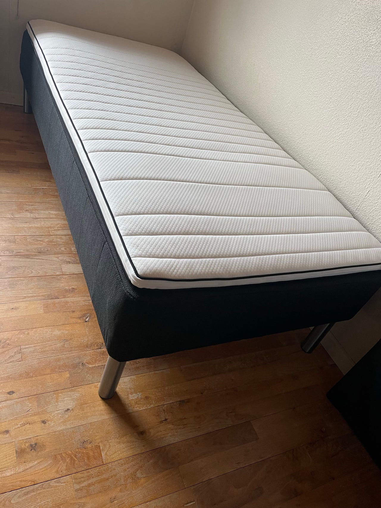 Jysk seng med madras 90x200 cm sort. | DBA