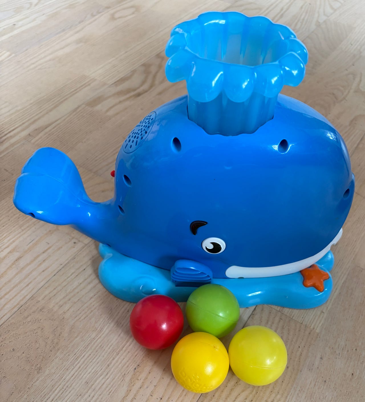 Bright starts hval legetøj med bolde plastik | DBA