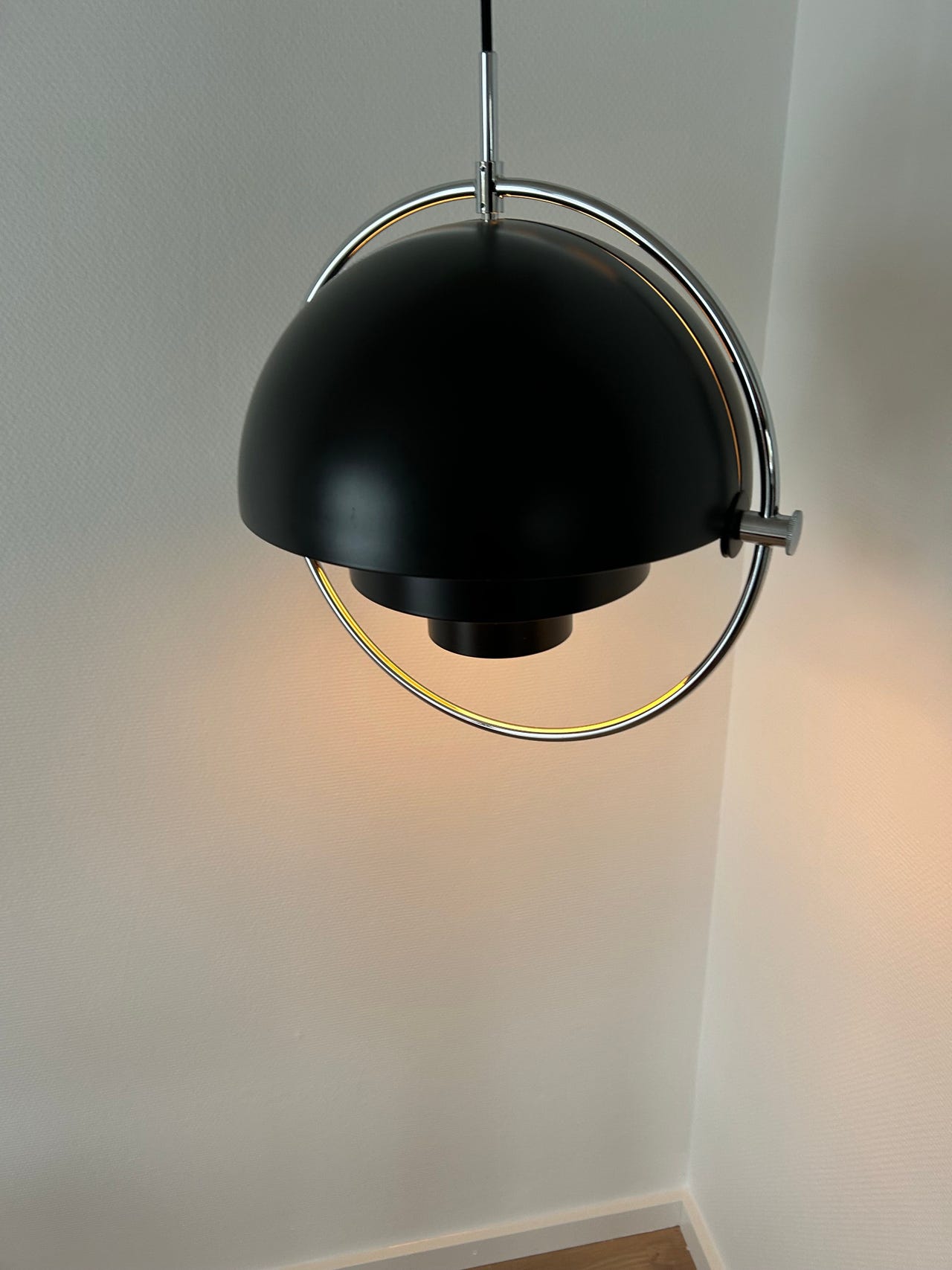 Gubi Multi-Lite pendel lampe 36 cm sort med krom base | DBA
