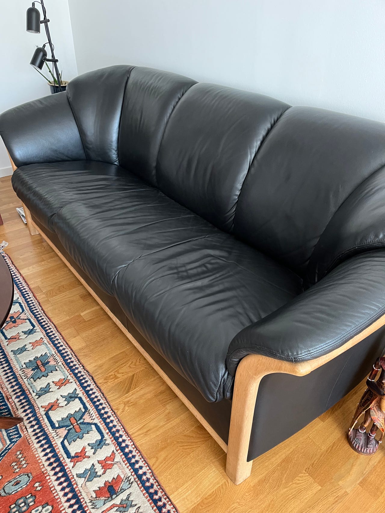 Hjort Knudsen sort læder sofa med lys træramme | DBA