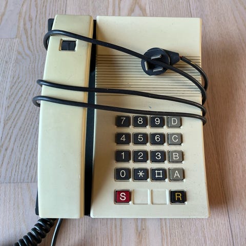 Ældre telefon med håndsving lavet af jern fra Jydsk Telefon ...