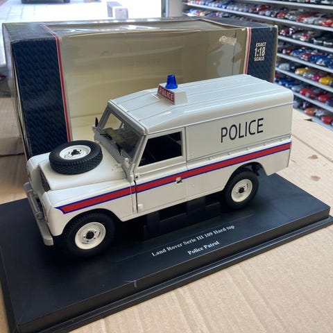 Universal Hobbies 1:18 - Modelbil - Land Rover Defender 110 – UK Police ...
