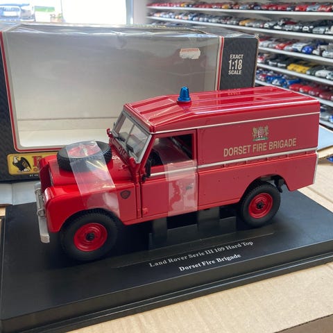 Universal Hobbies 1:18 - Modelbil - Land Rover Defender 110 – UK Police ...