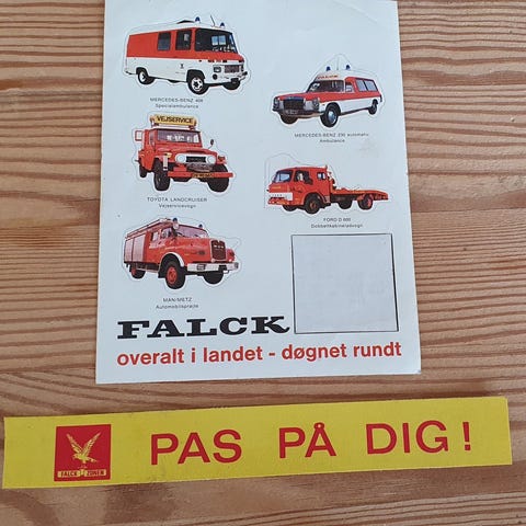 Andre samleobjekter, Falck, påklædningsdukker og biler med tekst | DBA
