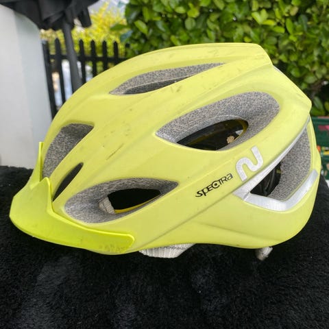 Spectra cykelhjelm med blåt og beige blæksprutte design | DBA