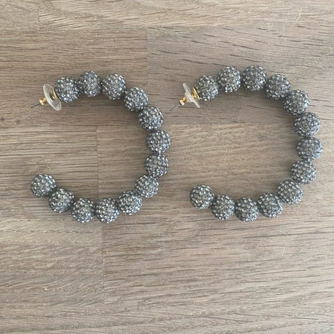 Sølv øreringe med perlemor fra Egyptisk-Italiensk smykkedesigner Adam ...