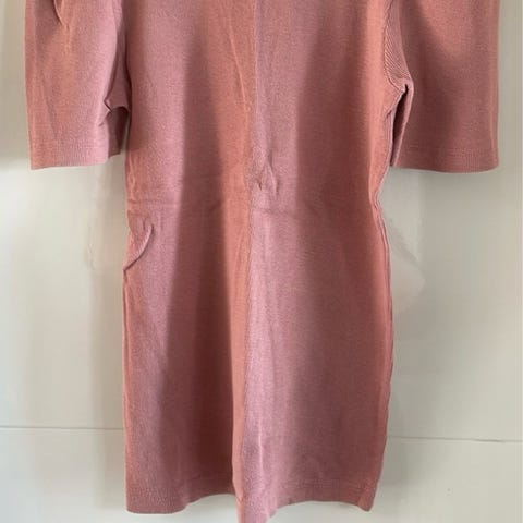 Bluse med v hals . Lange ærmer med en knap. | DBA