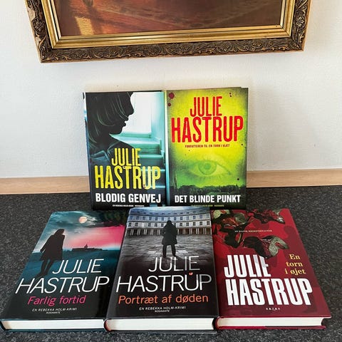 Julie Hastrup. Det blinde punkt. Blodig genvej. Portræt af døden | DBA
