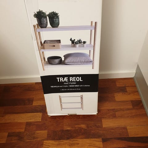 Træ reol med asymmetrisk design og flere hylder | DBA