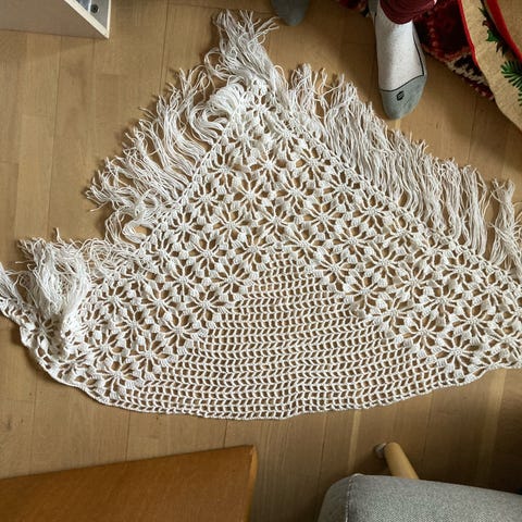 Fin off white sjal. Hånd strikket | DBA