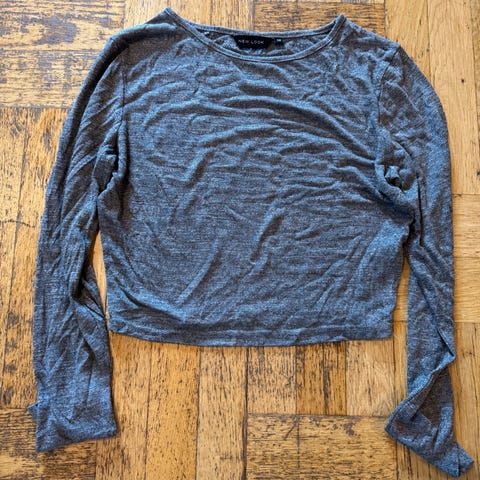 Bluse med v hals . Lange ærmer med en knap. | DBA