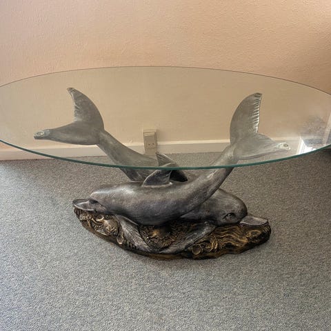 Glas bord med delfiner som ben | DBA