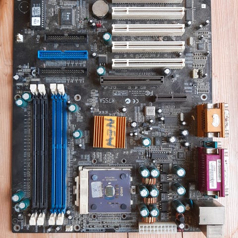 ASRock K7VT4A+ bundkort. Inkl AMD cpu | DBA