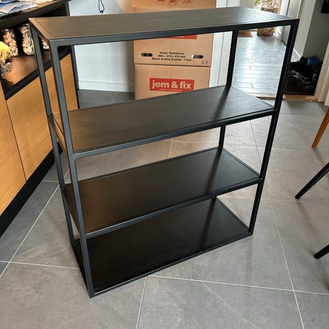 Så fin en lille reol / hylde i sort metal og træ | DBA