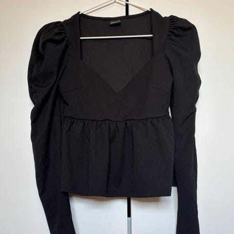 Langærmet hvid bluse med sorte striber | DBA