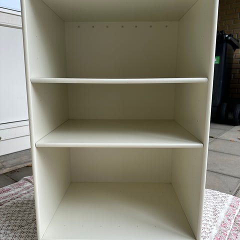 Lille fin hvid Montana reol | DBA