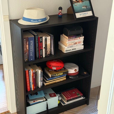 Træ reol med asymmetrisk design og flere hylder | DBA