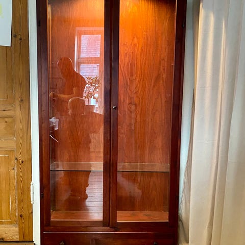 Vitrine/reol i sort/mahogni. Fin stand. | DBA