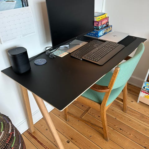 Skrive bord fra IKEA og stol fra hay AAC 10 about a chair | DBA