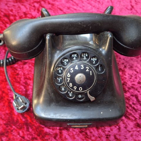 Ældre telefon med håndsving lavet af jern fra Jydsk Telefon ...