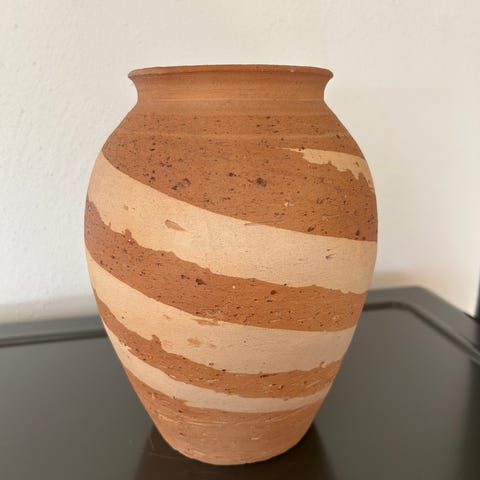 Afrikansk Lerkrukke med flet mønster i siv h20cm | DBA