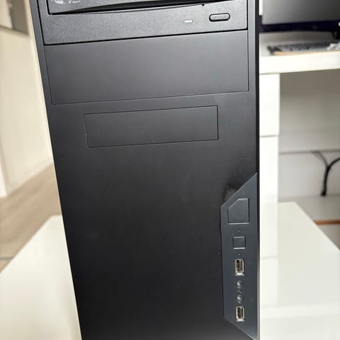 Computerkabinet inklusiv indhold | DBA