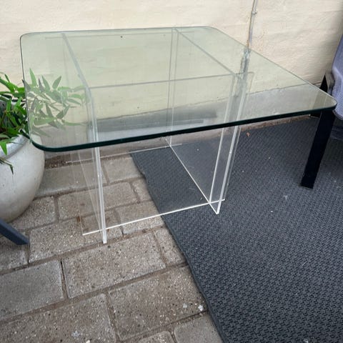 Glas bord med delfiner som ben | DBA