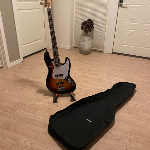 Fin fin begynder-bas, fremstår son ny, inkl. forstærker | DBA