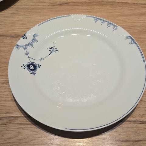 Royal Copenhagen Tallerkerner - Elements med blå blomst | DBA