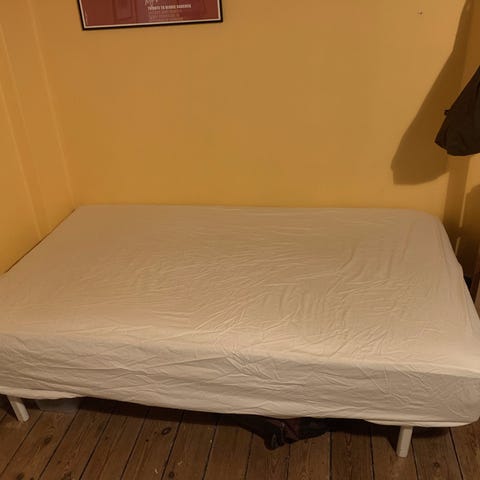 1 1⁄2 mands seng - 140 x 200 cm sælges. Med boxmadras | DBA