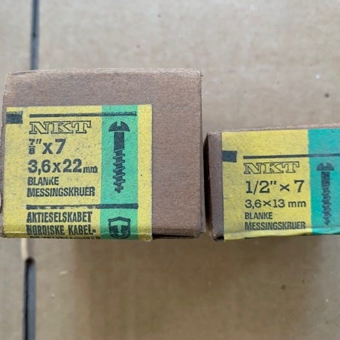 2 pk NKT blanke messingskruer: 3,3 x 13 mm, & 3,3 x 22 mm, rundt hoved ...