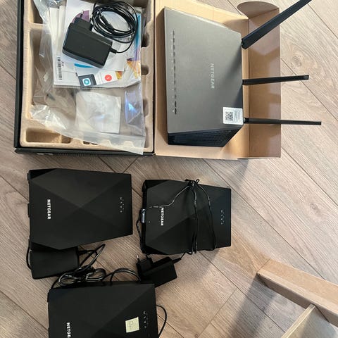 Komplet Netgear Nighthawk WiFi-setup – router, mesh & PoE-switch | DBA