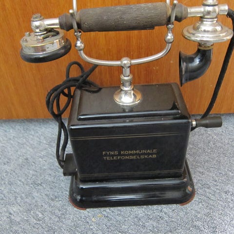 Ældre telefon med håndsving lavet af jern fra Jydsk Telefon ...