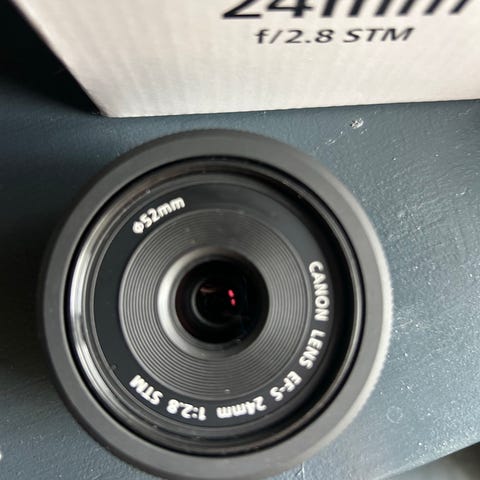 Canon EF-S 24mm f/2.8 STM – Kompakt, lysstærkt makro-objektiv med 16cm ...
